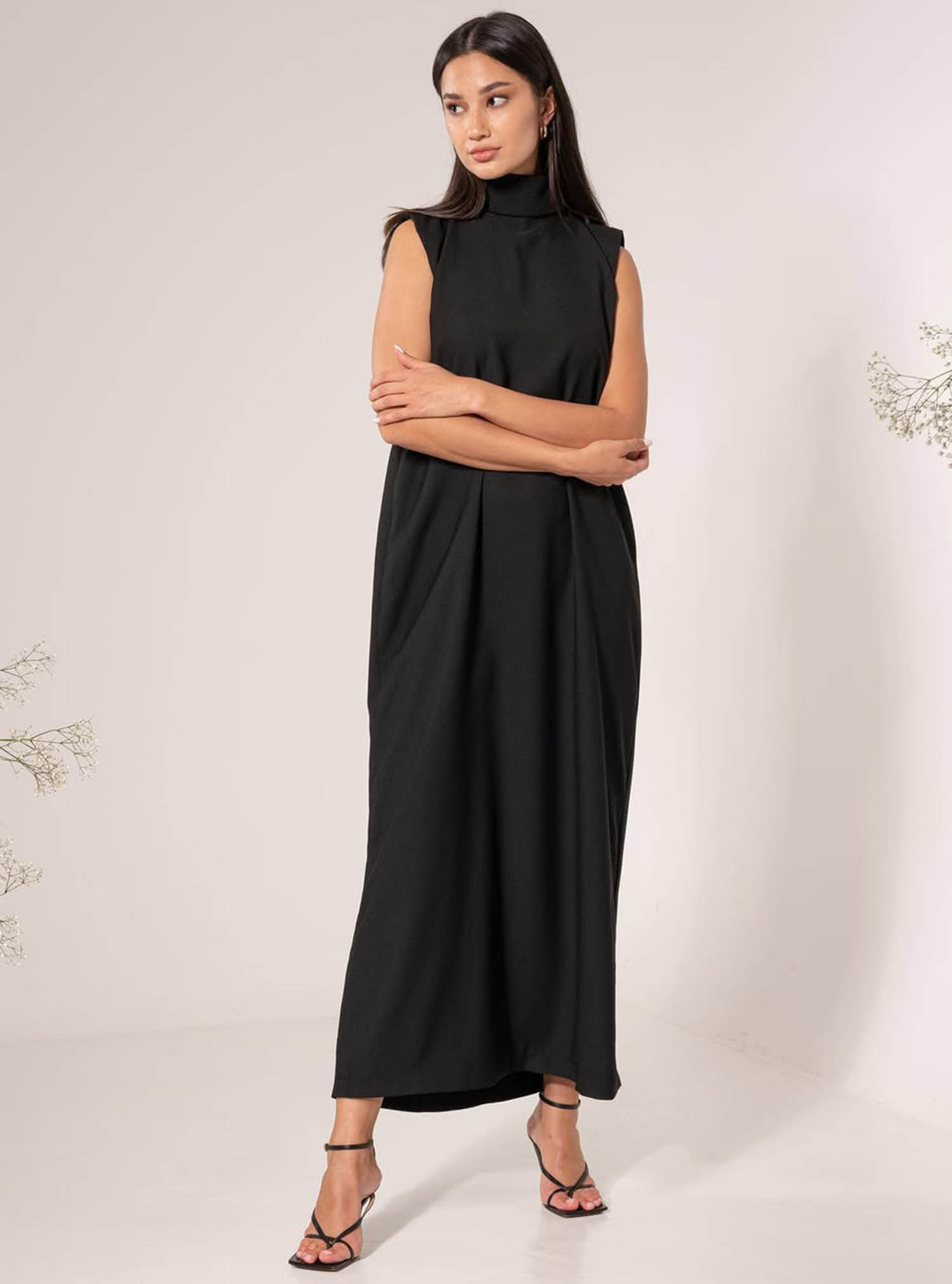 Black inner Plain black sleeveless abaya inner designed with a simple ...