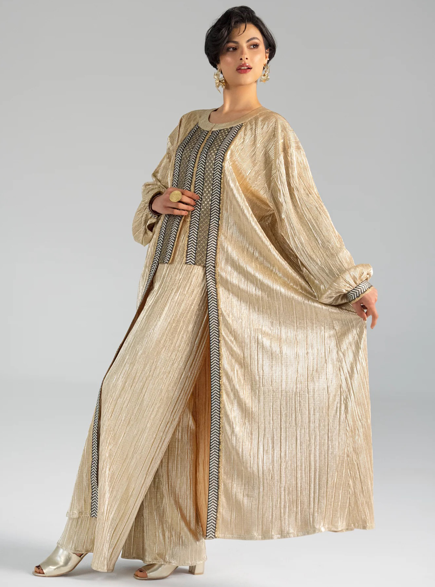 Abaya Gold Set A timeless gold abaya set that adds elegance and glow to ...