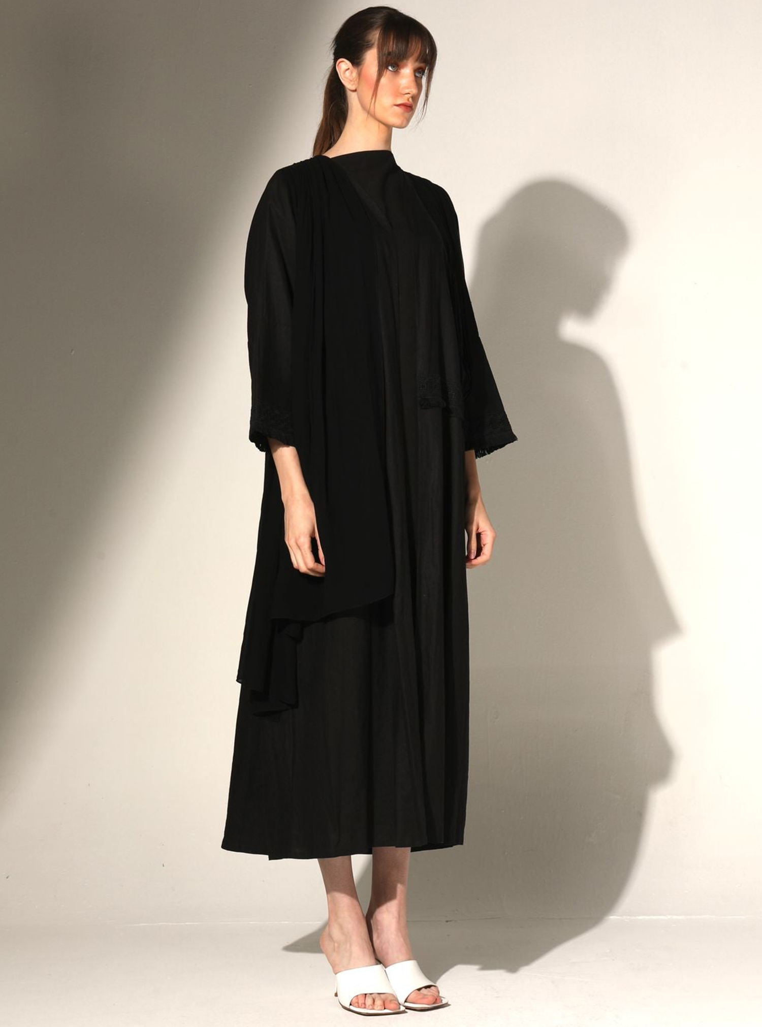 Classic Black Free flowing classic cut abaya with flowing fabric ...