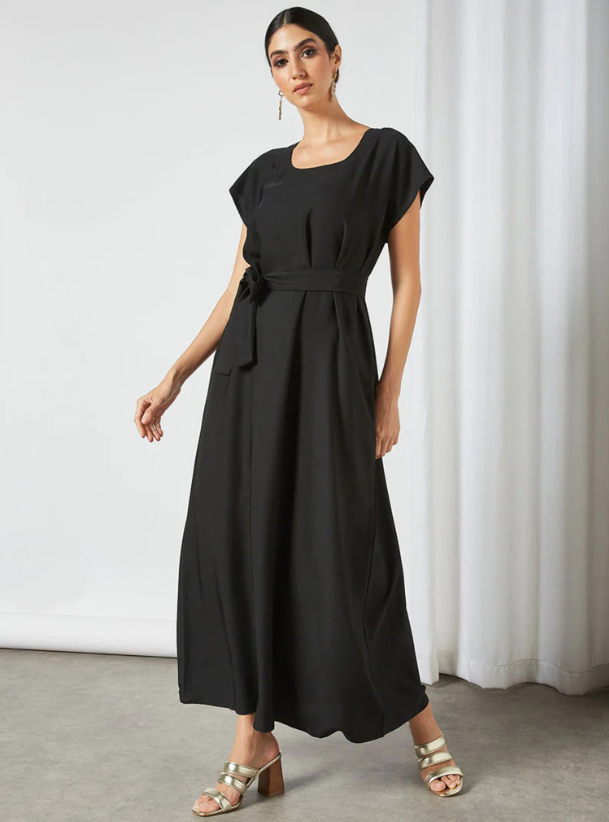 NOAID01 Black inner dress with scoopneck and belt. Dresses from Noarain ...
