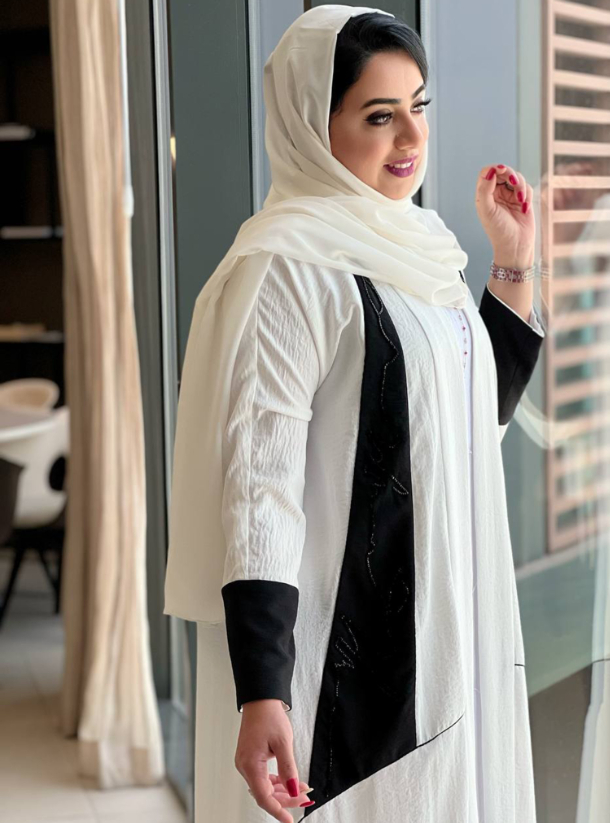 Elegant abaya The two sides of the abaya are harmoniously decorated ...