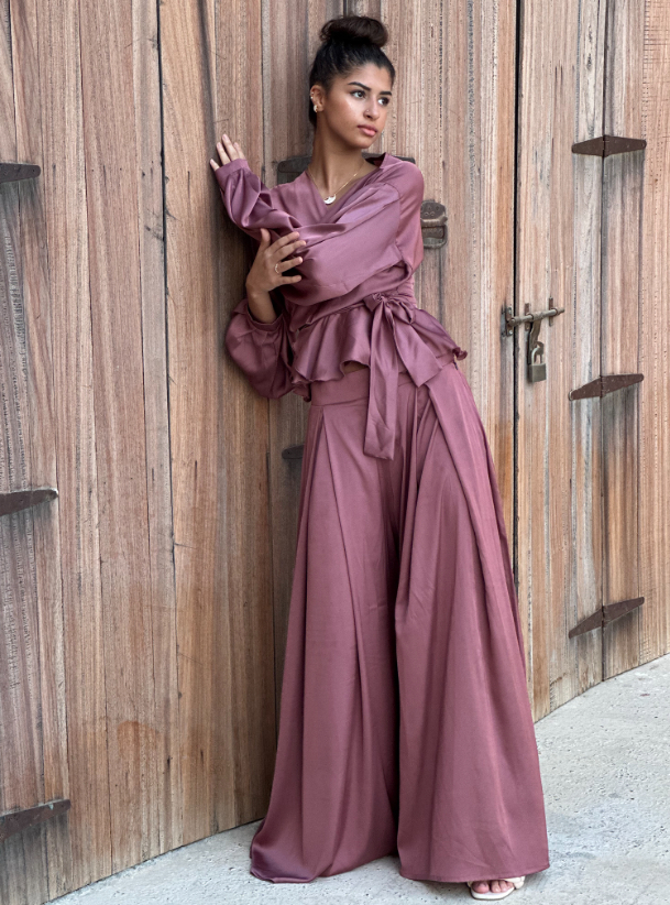 Silk wrap set Luxurious silk set that includes a wrap top, and box ...