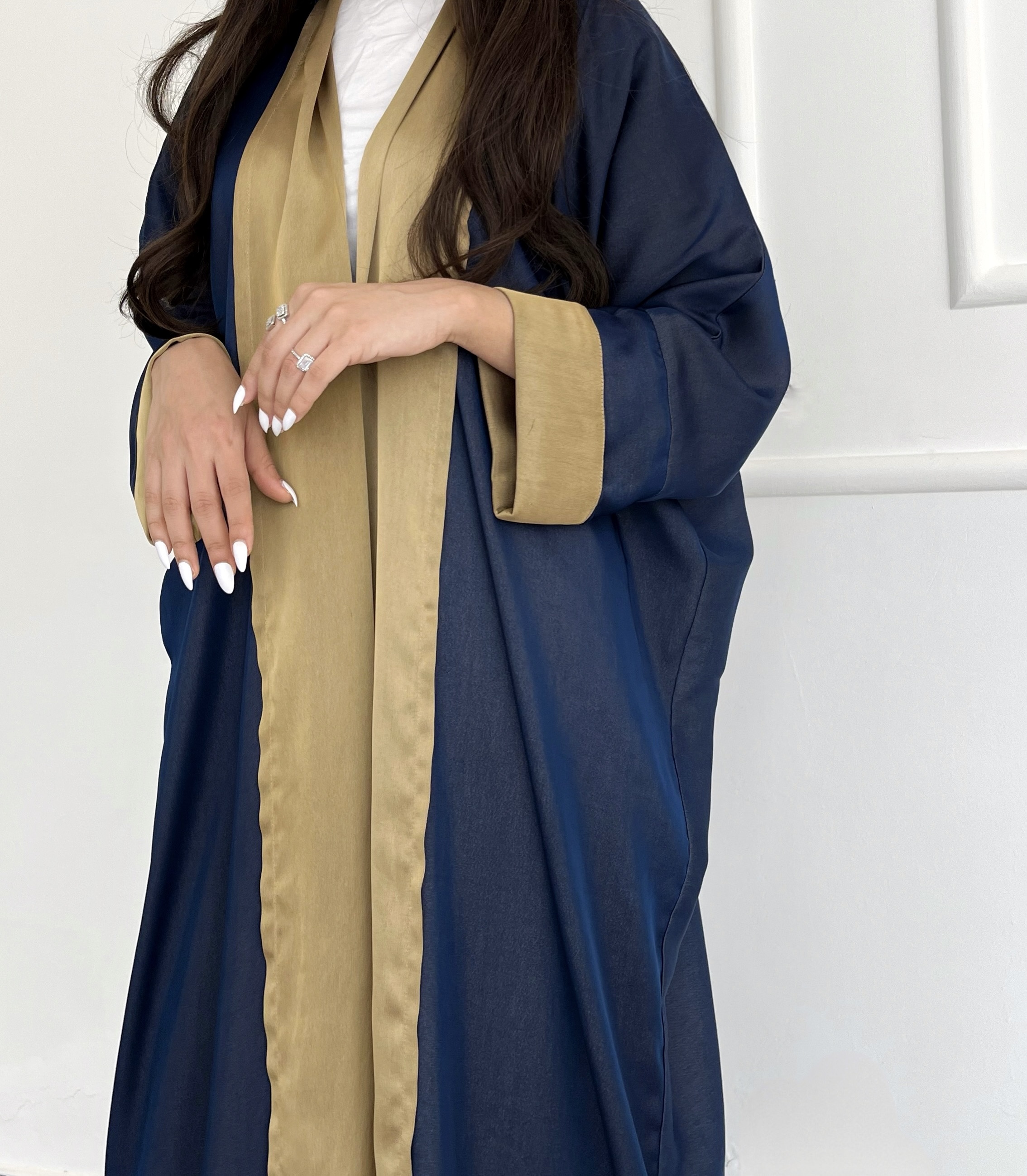Two-toned abaya Two-toned Bisht abaya in navy and golden color. Comes ...