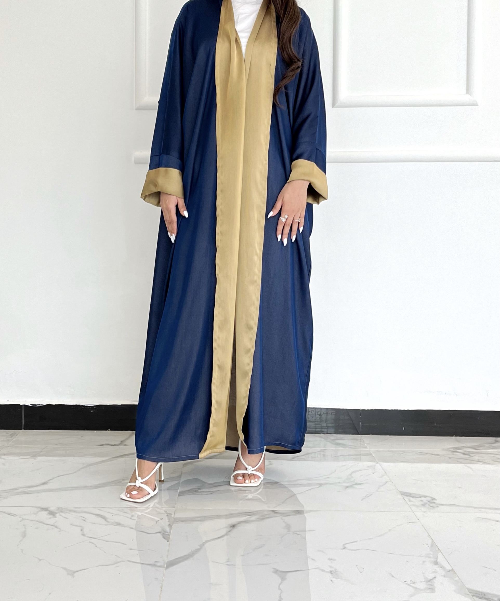 Two-toned abaya Two-toned Bisht abaya in navy and golden color. Comes ...