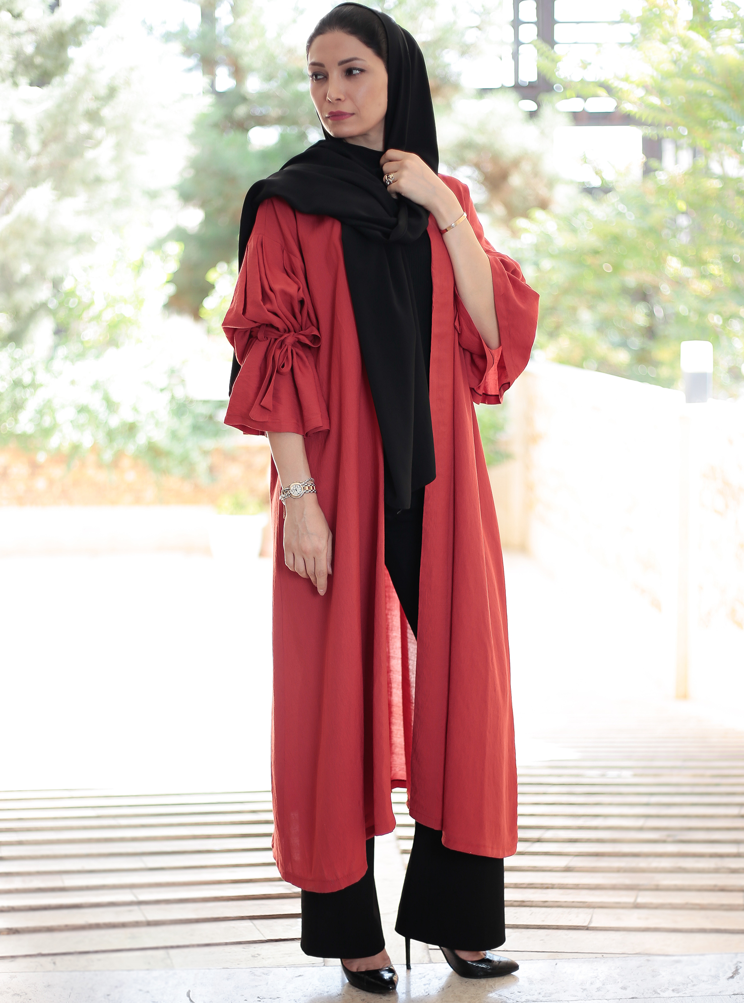 Travel Abaya Red travel abaya made of lightweight material, with tie-on ...