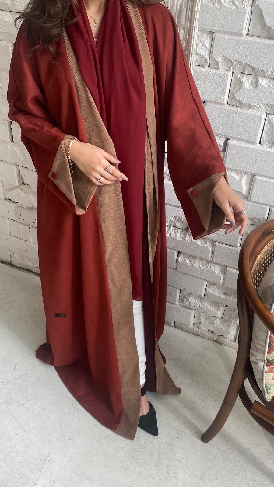 Shamwah abaya Two-toned shamwah abaya with contrast trimmings and folded sleeve cuffs. Comes ...