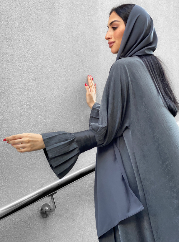 Winter abaya Grey winter abaya with pleated flounced sleeves. Comes with an inner dress and ...