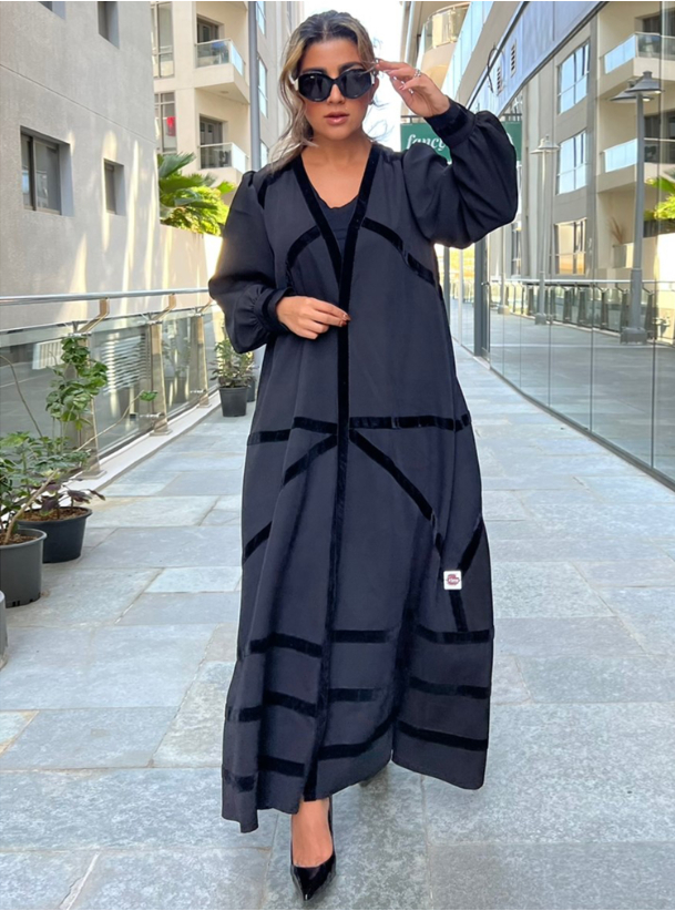 00RV Abaya Black abaya with cuffed bishop sleeves, adorned with velvet ...