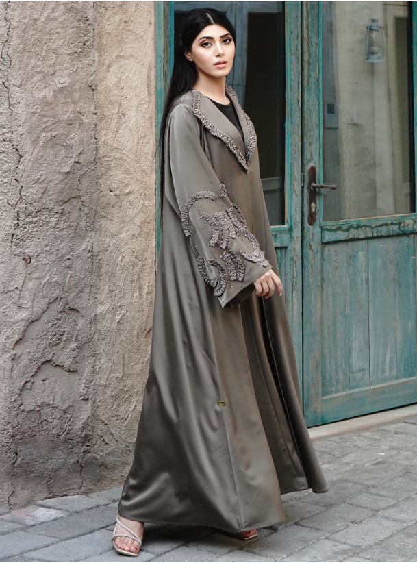 CN0014 ABAYA Carnelistyle, Ashy olive abaya with collar, adorned with ruffle appliques and ...