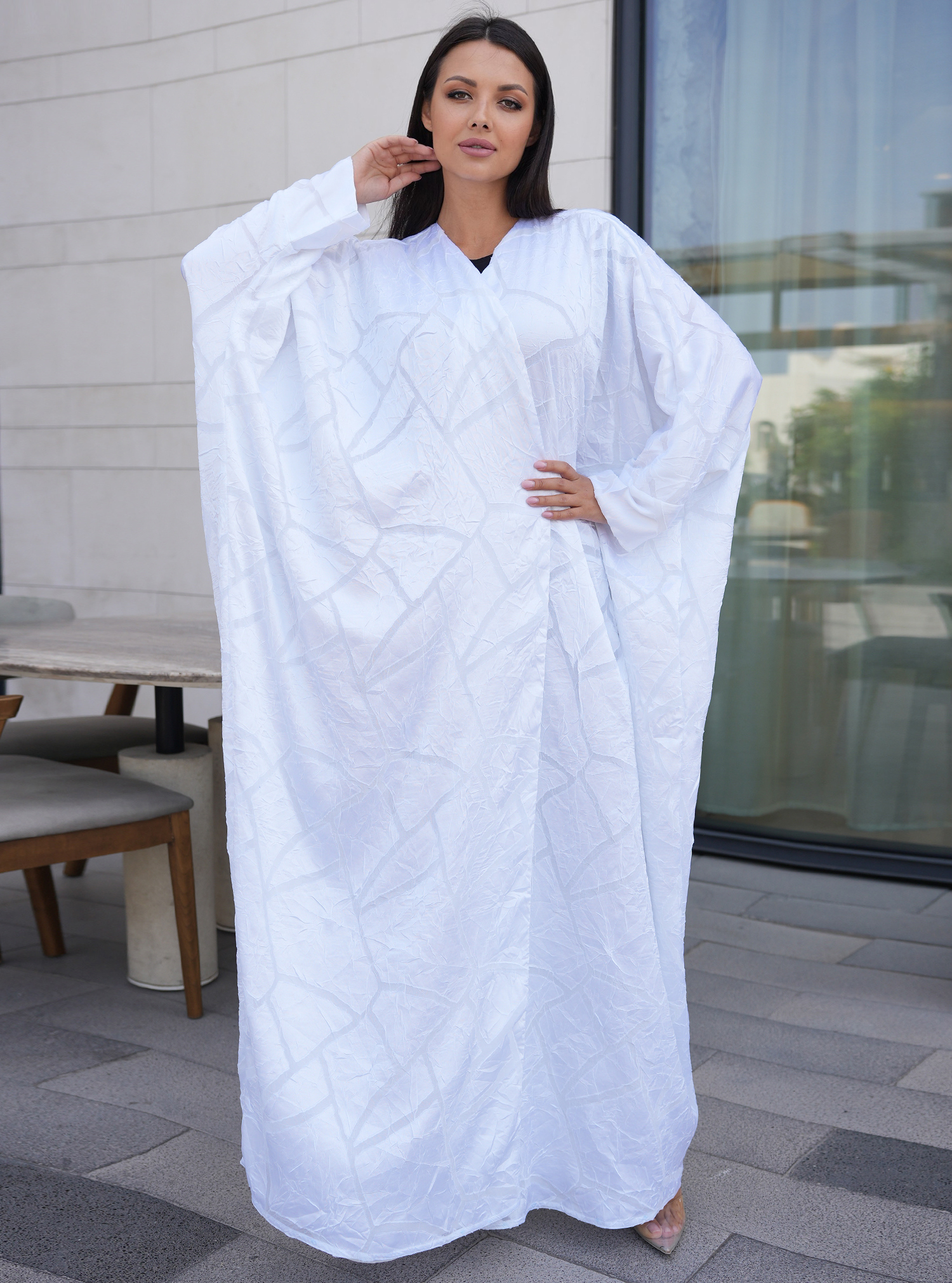 White bisht The white bisht abaya is characterised by the patterns on ...