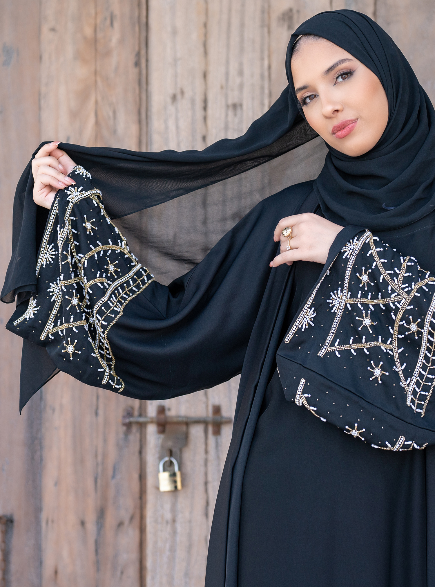 LM13 Abaya A truly majestic abaya of stunning design handwork ...