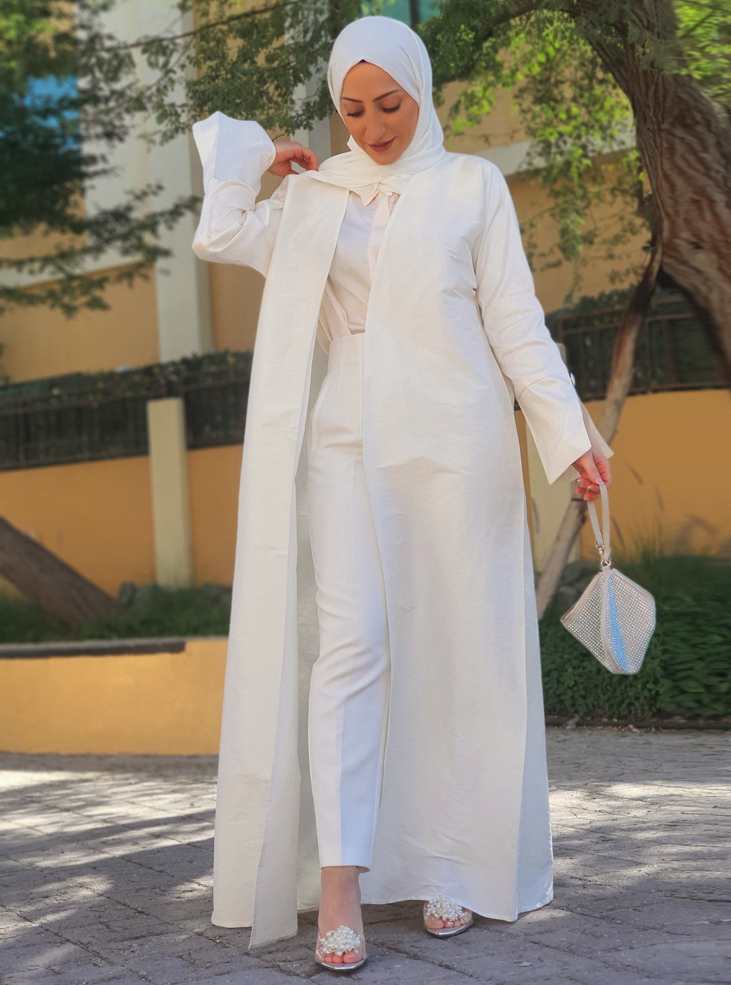 Y008 Abaya An Elegant and Modern Pearl/off-white Abaya with a beautiful ...
