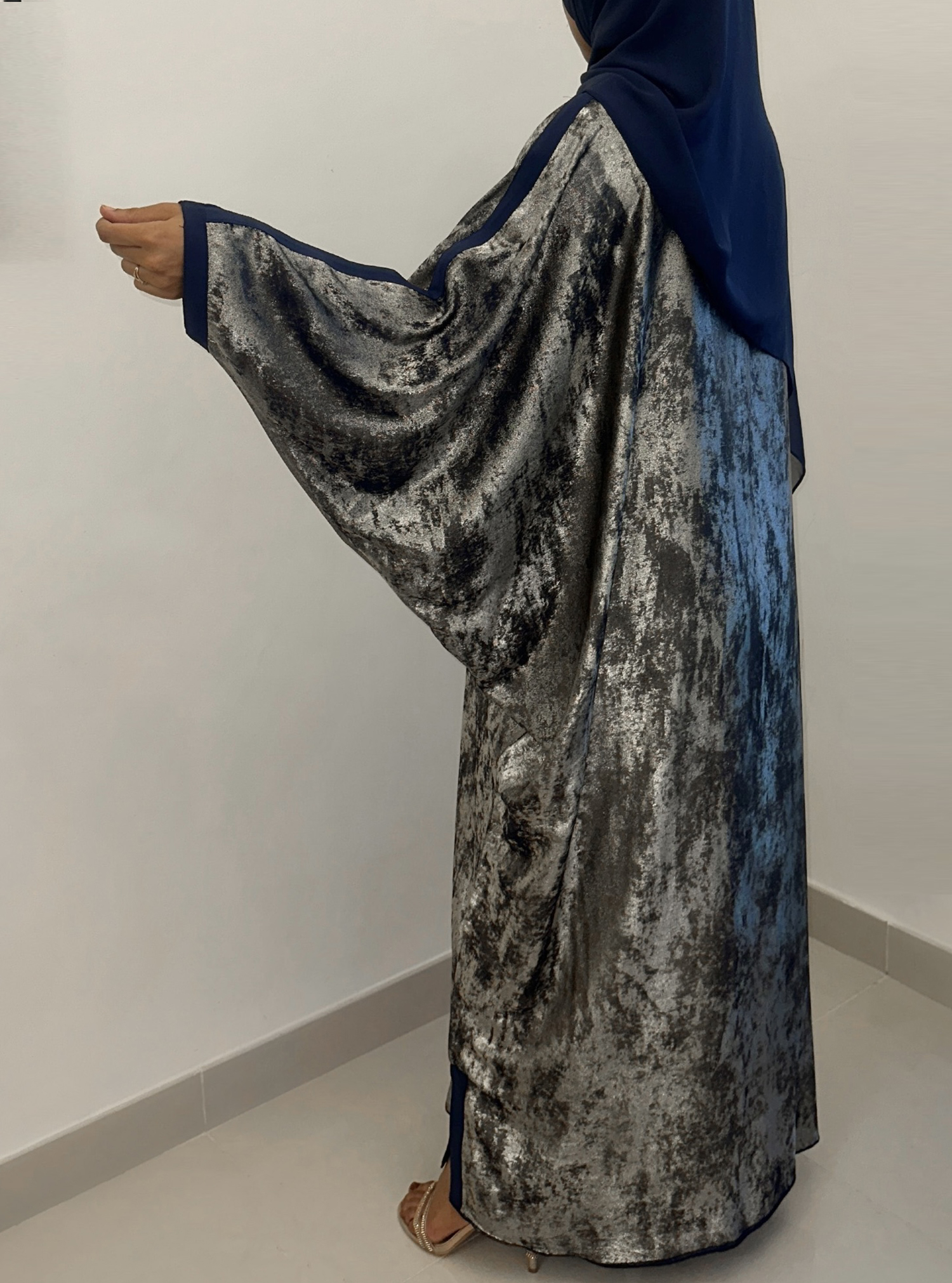BISHT ABAYA Shimmer bisht abaya comes with a Matching scarf Abayas from ...