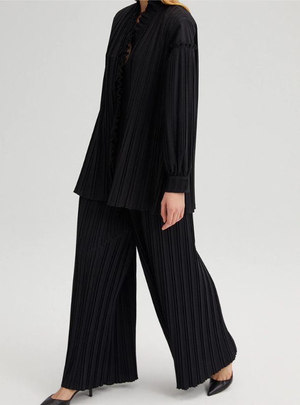 Pleated Set Pleated top with high collar, paired with elastic waisted ...