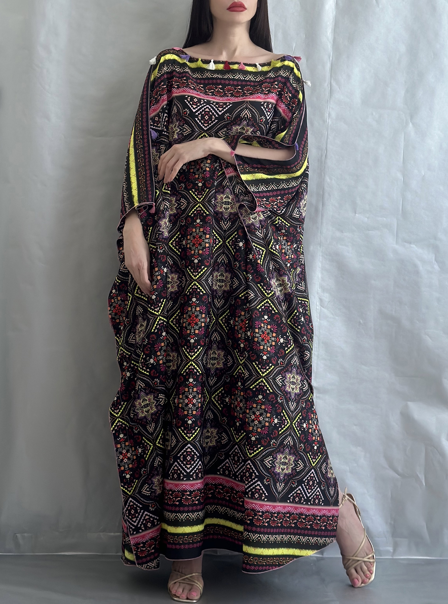 Print kaftan Print kaftan with boat neck and side slits decorated by ...