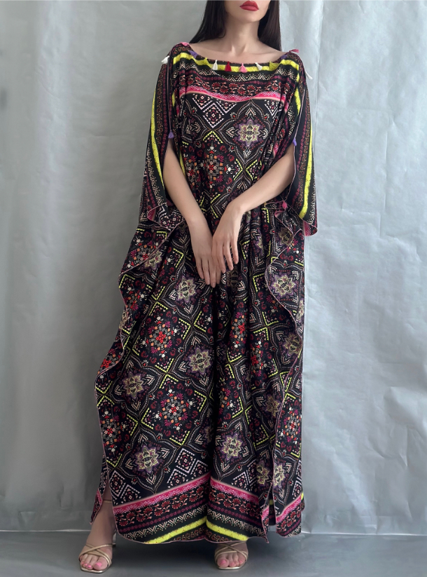 Print kaftan Print kaftan with boat neck and side slits decorated by ...