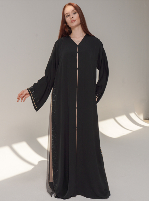 SIDE CHIFFON Black abaya with sheer chiffon side panel, adorned with ...