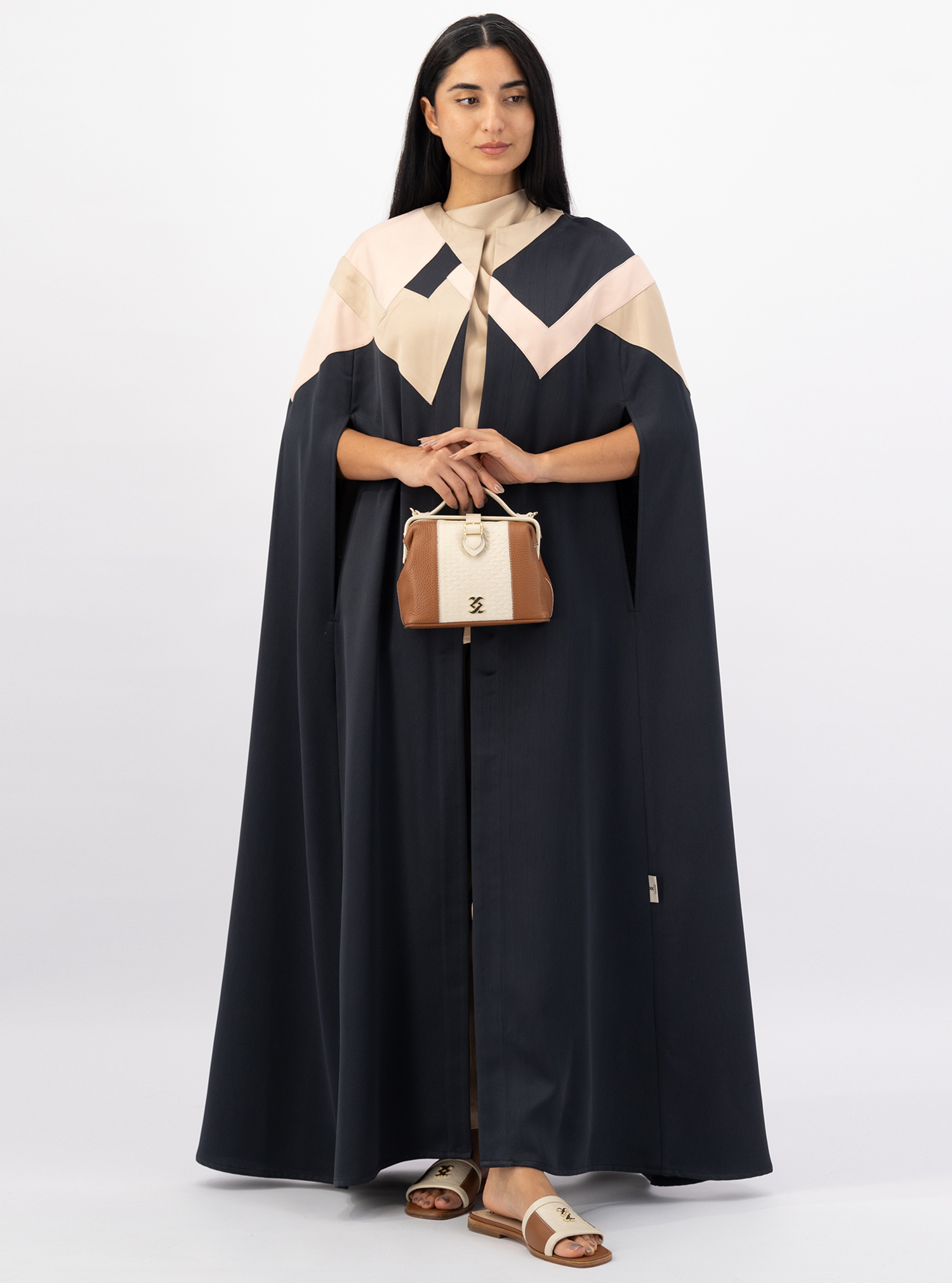 CAPE ABAYA Black cape abaya with chevron pattern patch Abayas from ...