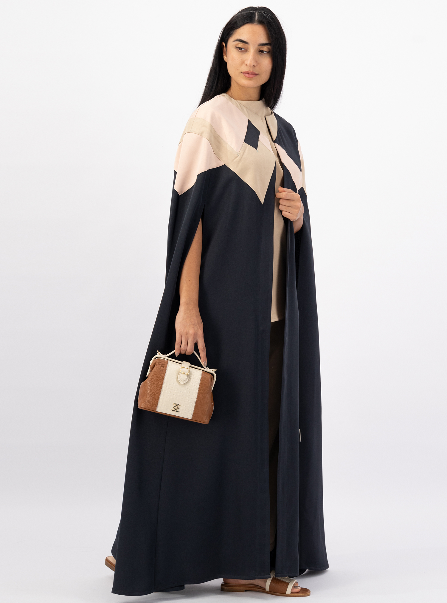 CAPE ABAYA Black cape abaya with chevron pattern patch Abayas from ...