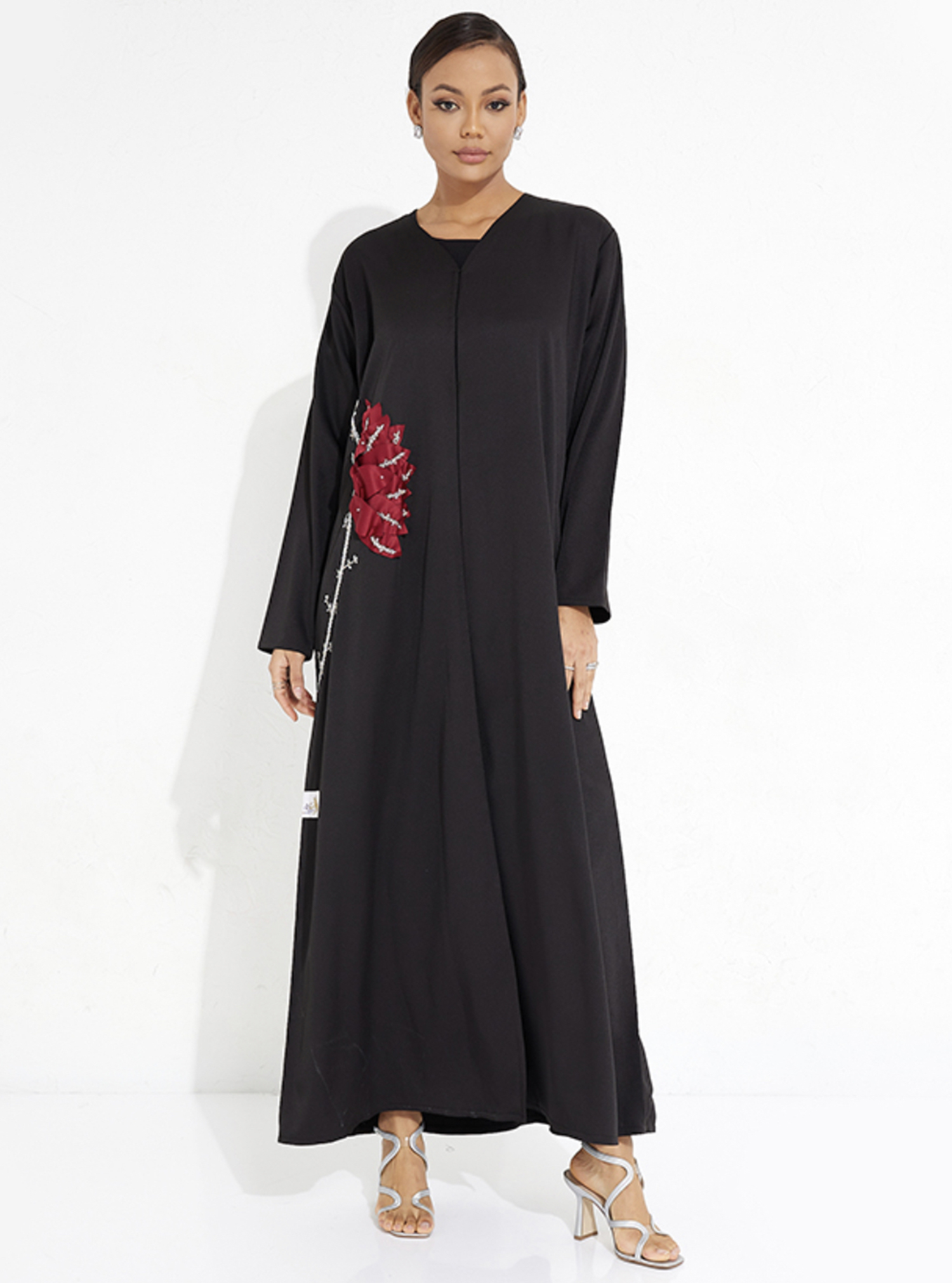 Red Prominent A standing cloth abaya embroidered with prominent red ...