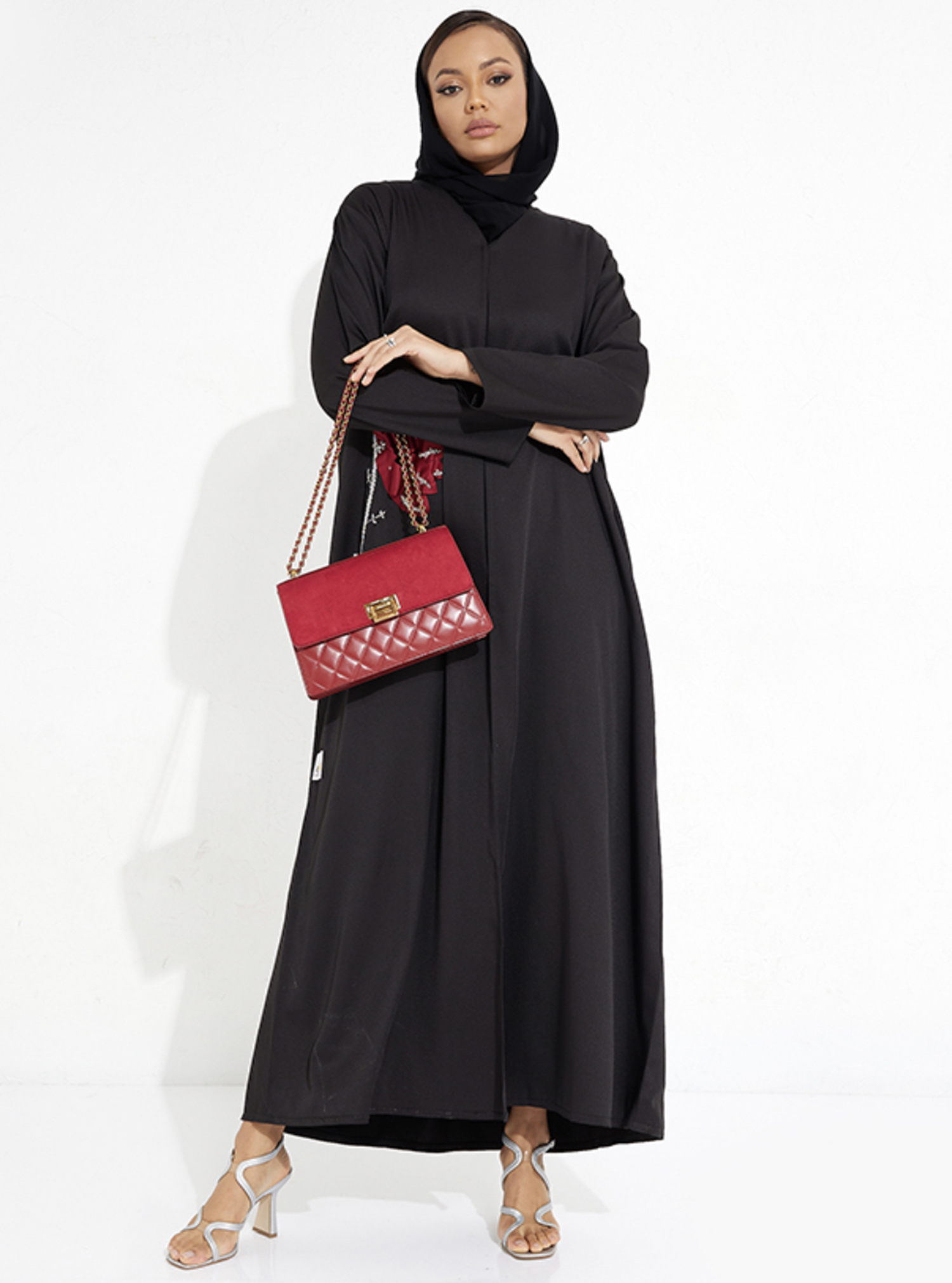 Red Prominent A standing cloth abaya embroidered with prominent red ...