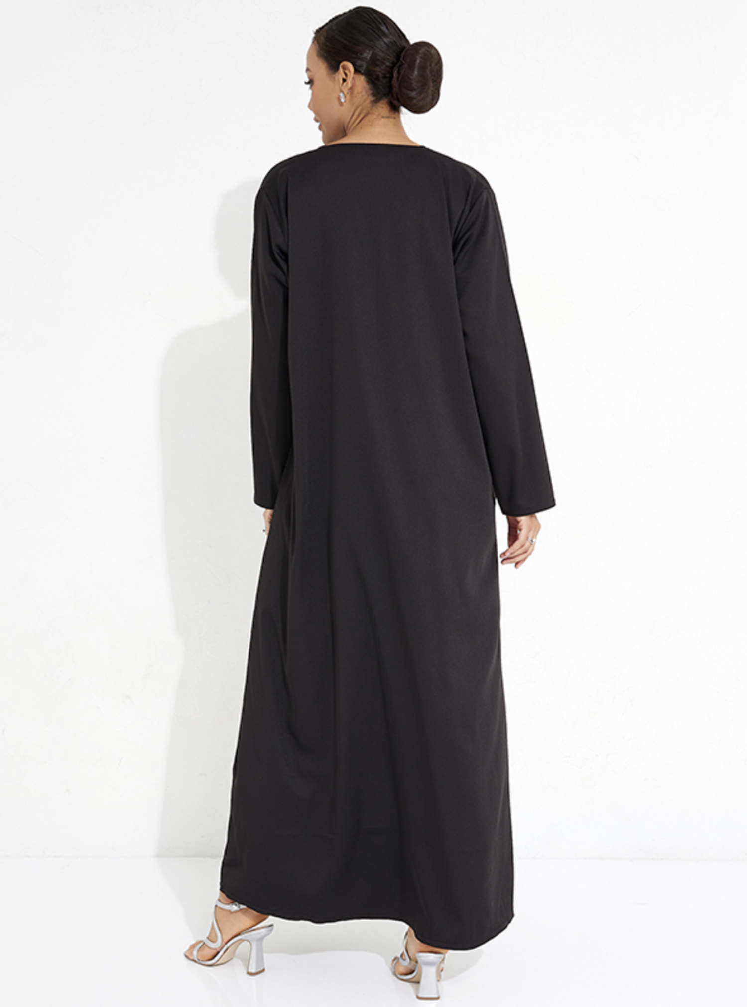 Red Prominent A standing cloth abaya embroidered with prominent red ...