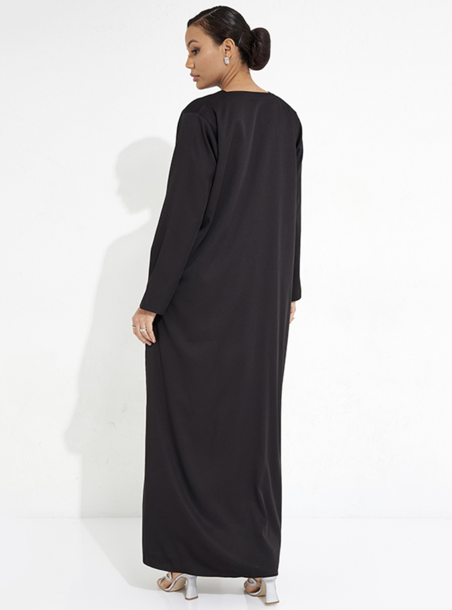 White Prominent A standing cloth abaya embroidered with prominent red ...