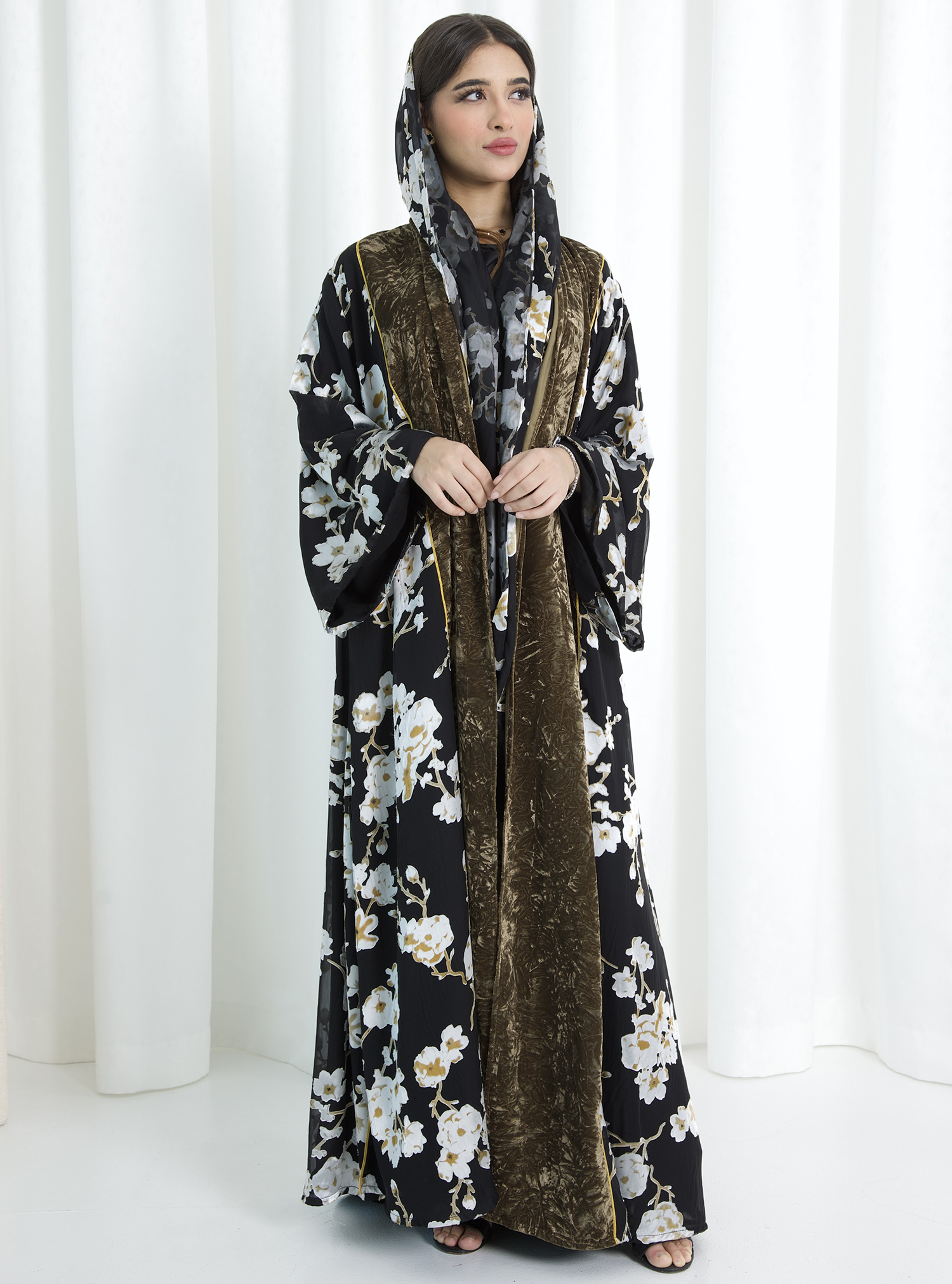 SHE41 Abaya description :Green velvet abaya with Chiffon silk, it has lining inside and slit on ...