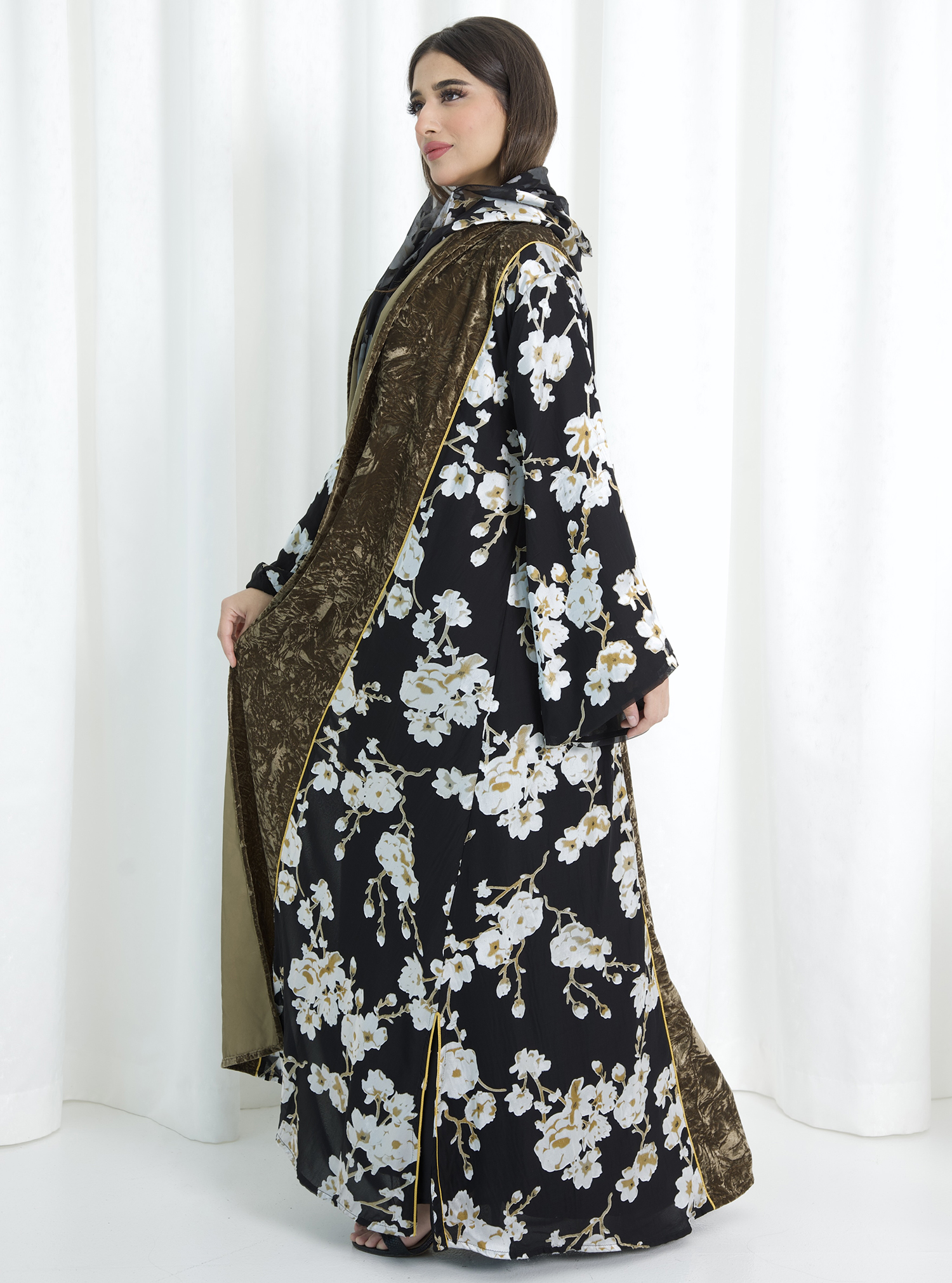 SHE41 Abaya description :Green velvet abaya with Chiffon silk, it has lining inside and slit on ...
