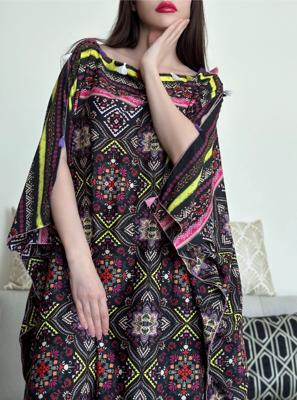 Print kaftan Print kaftan with boat neck and side slits decorated by ...