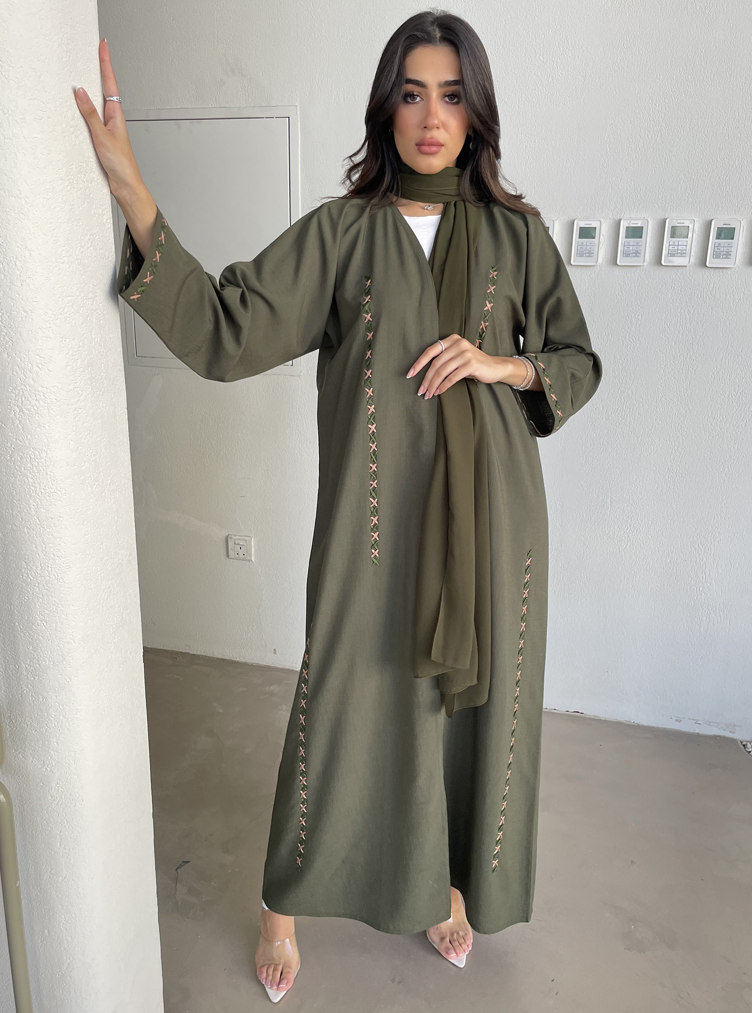 S119 Bisht abaya with cross strings for a modern and stylish touch ...