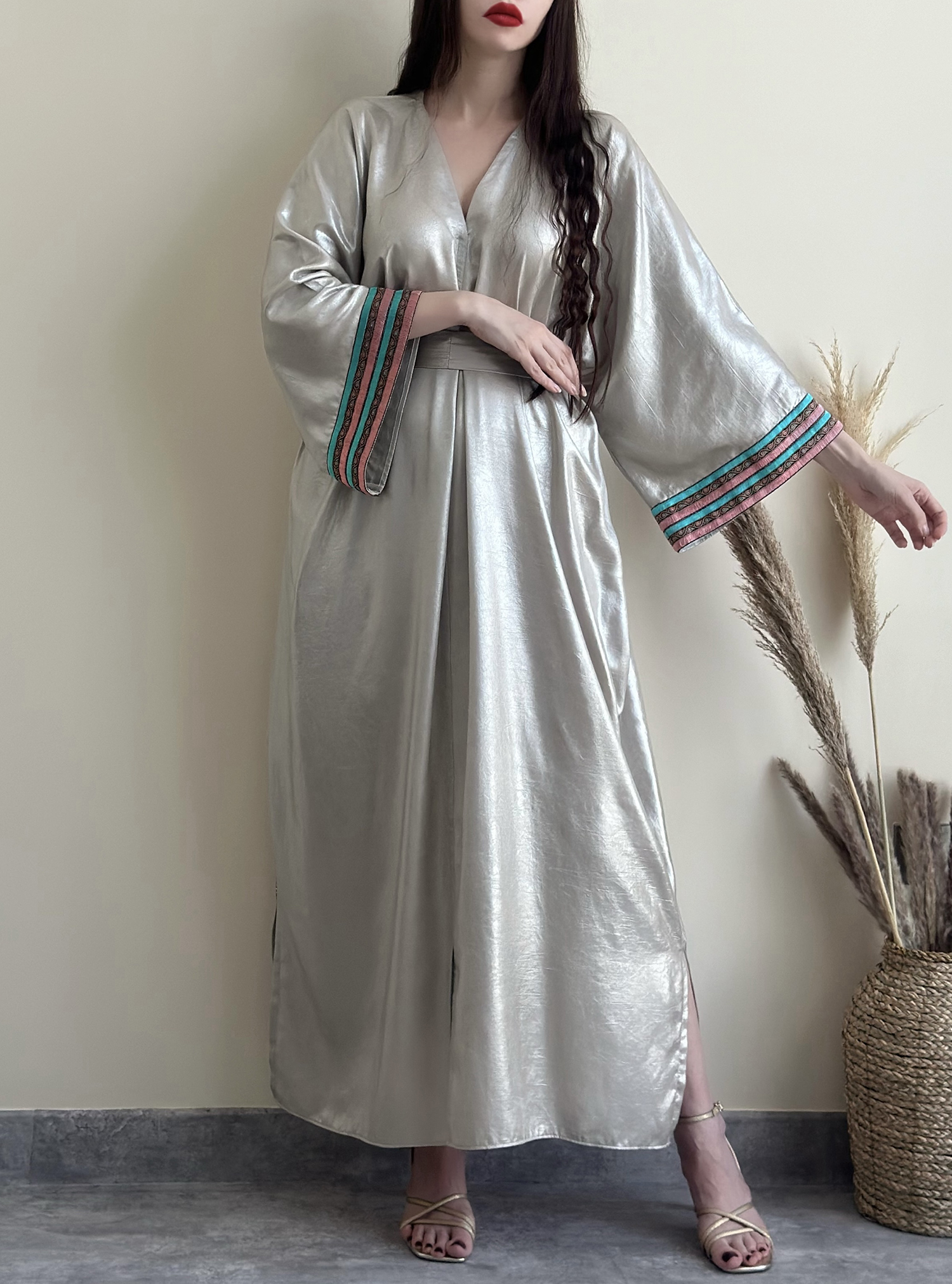 Shimmer kaftan Gold shimmer kaftan with V-neck and slits, decorated by ...