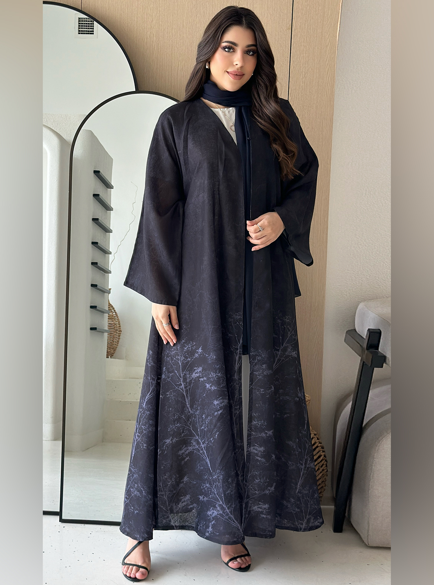 Romaji This abaya is made of soft, high-quality fabric and features ...