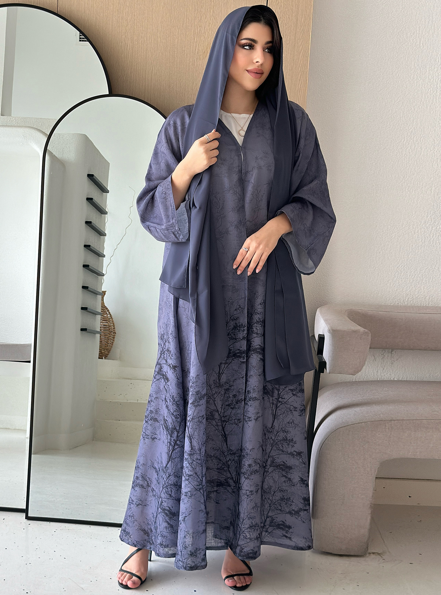 Romaji This abaya is made of soft, high-quality fabric and features ...