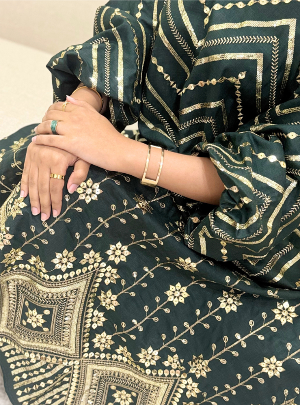 Embroidered kaf Jalabiya embroidered with golden threads, with a soft ...